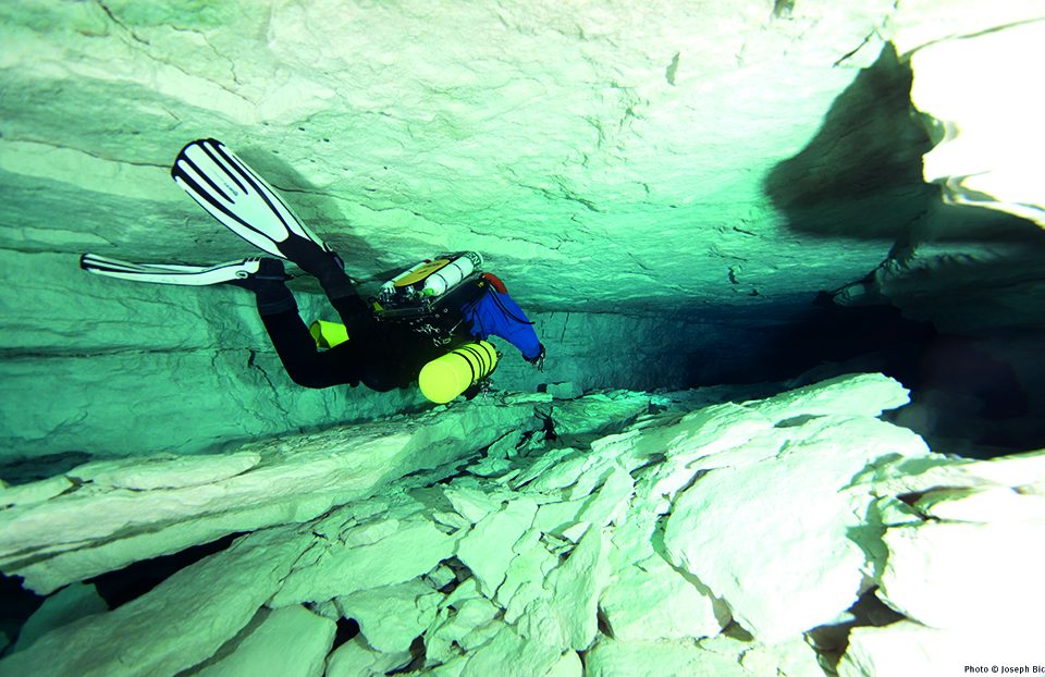 Cave Diving in Weebubbie Cave, Australia - Underwater360